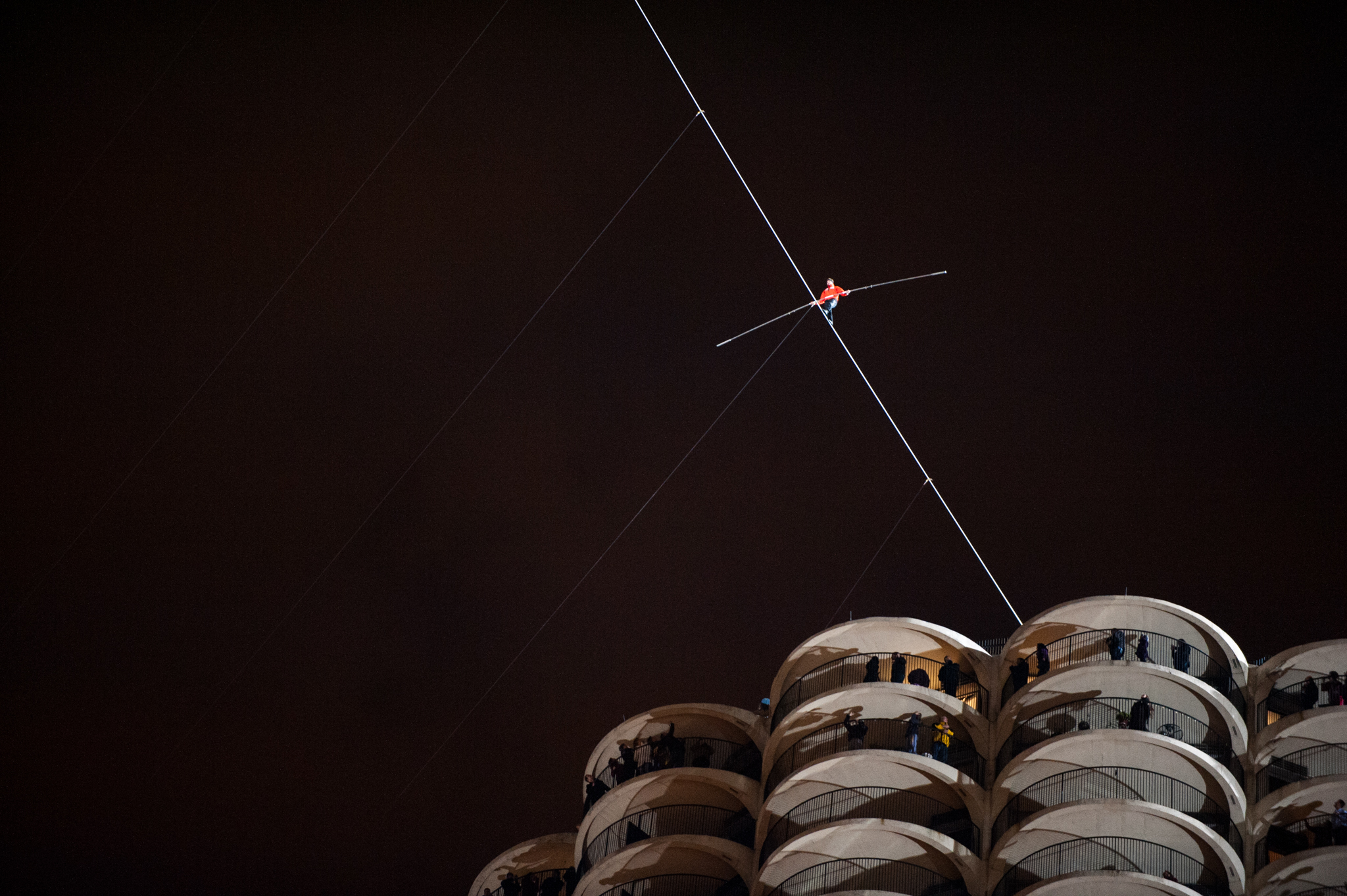Photos of Nik Wallenda's high wire stunt (SLIDE SHOW)