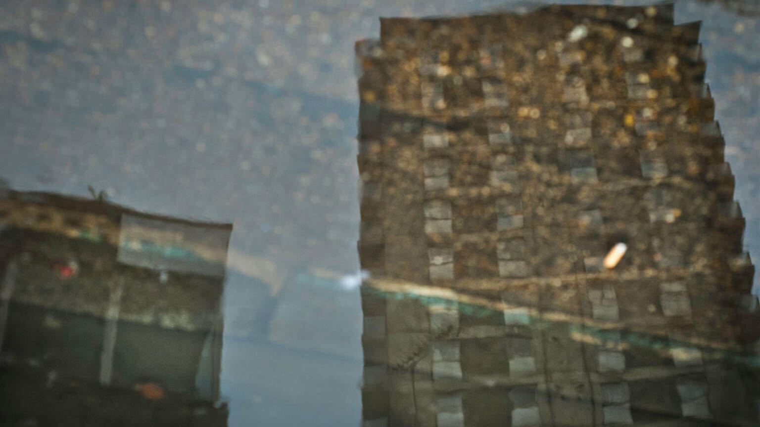 37 beautifully contorted photos of London from Lisa Wormsley