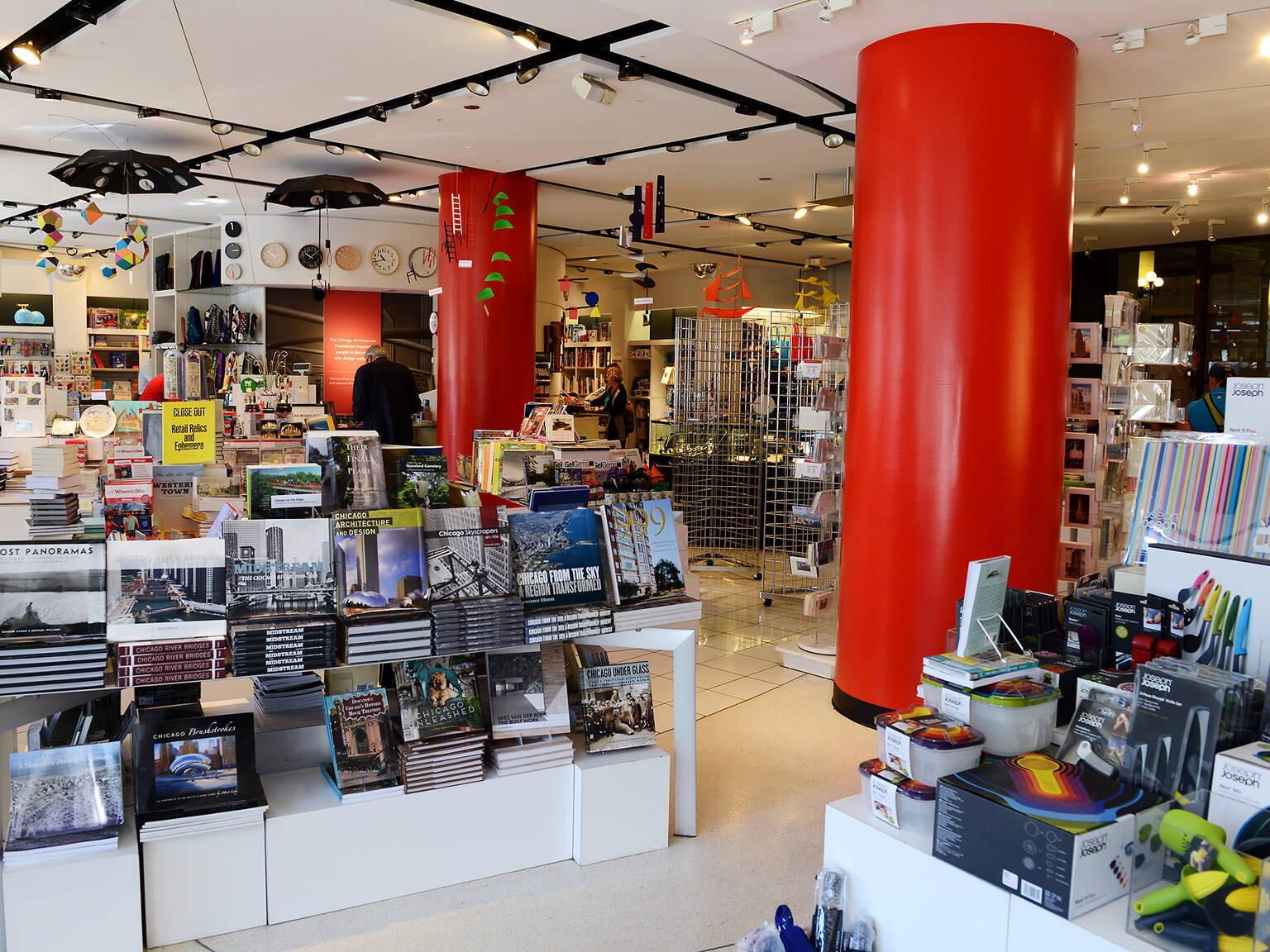 Loop shops that go beyond discount chain stores