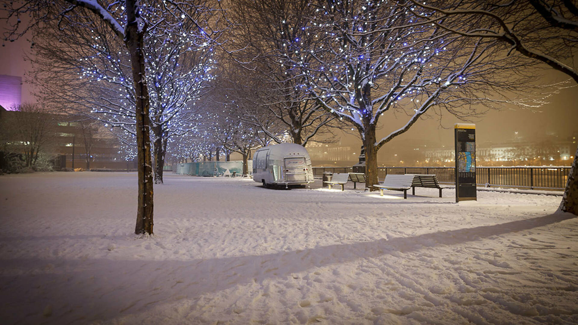 36 peaceful pictures of London in the snow