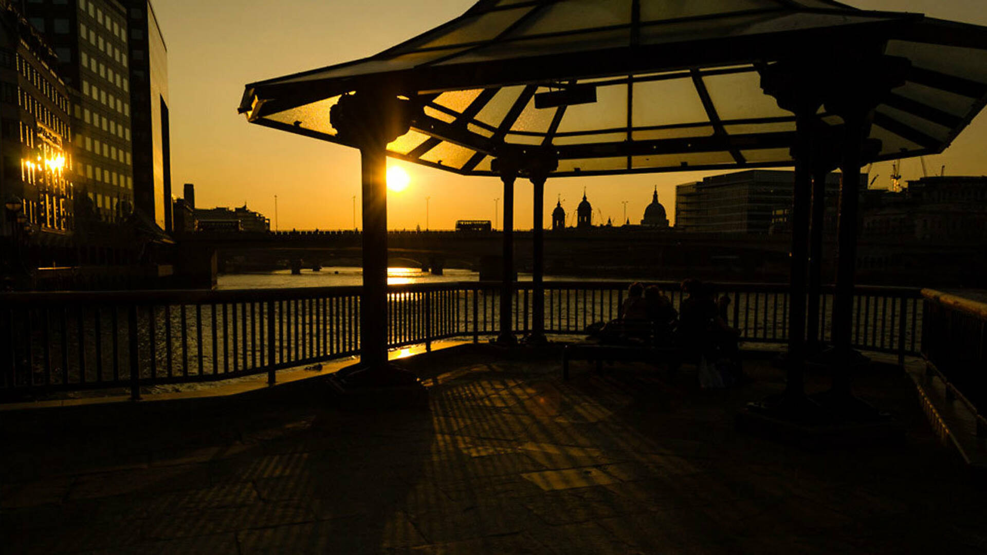 29 gloomy photos of London from Arron Strutt