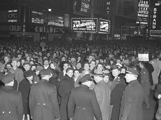 20 classic photos of New Year's Eve in New York