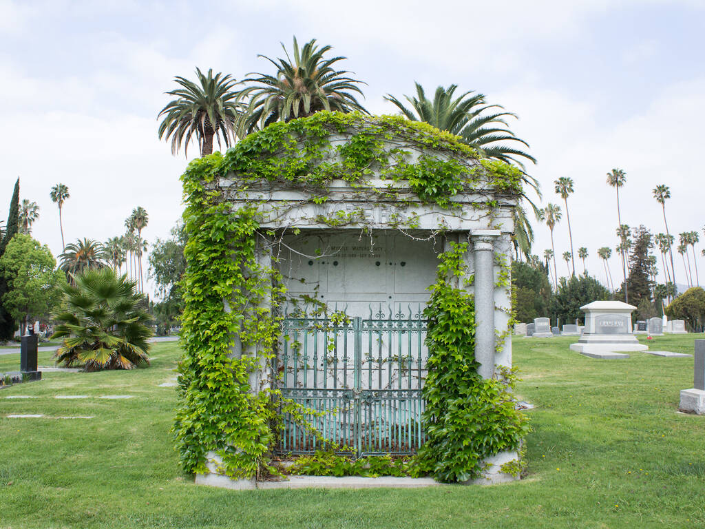 6 Most Eerily Beautiful Cemeteries in Los Angeles