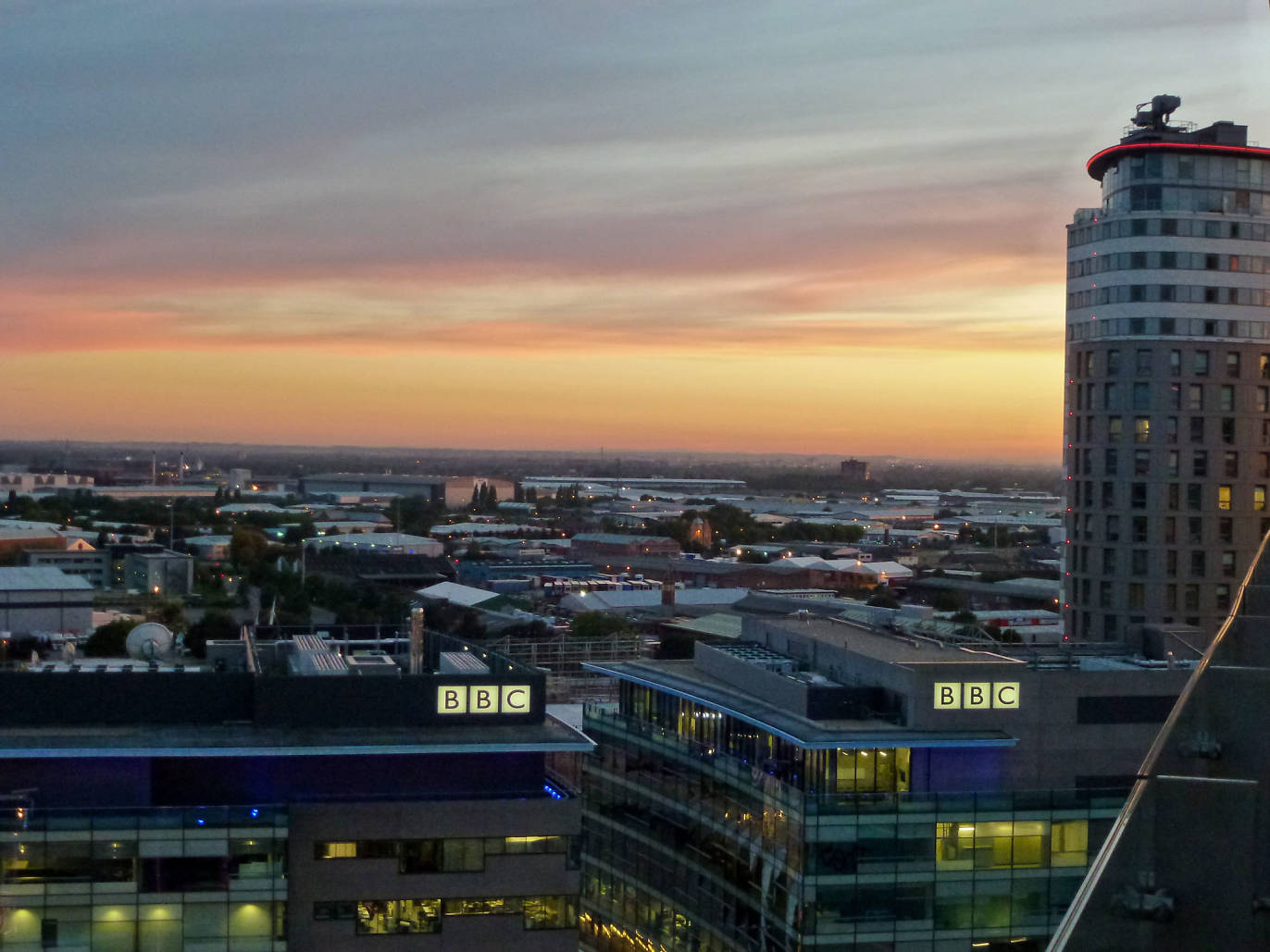 22 vibrant photos of Manchester at sunset and sunrise