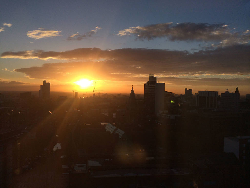 22 vibrant photos of Manchester at sunset and sunrise