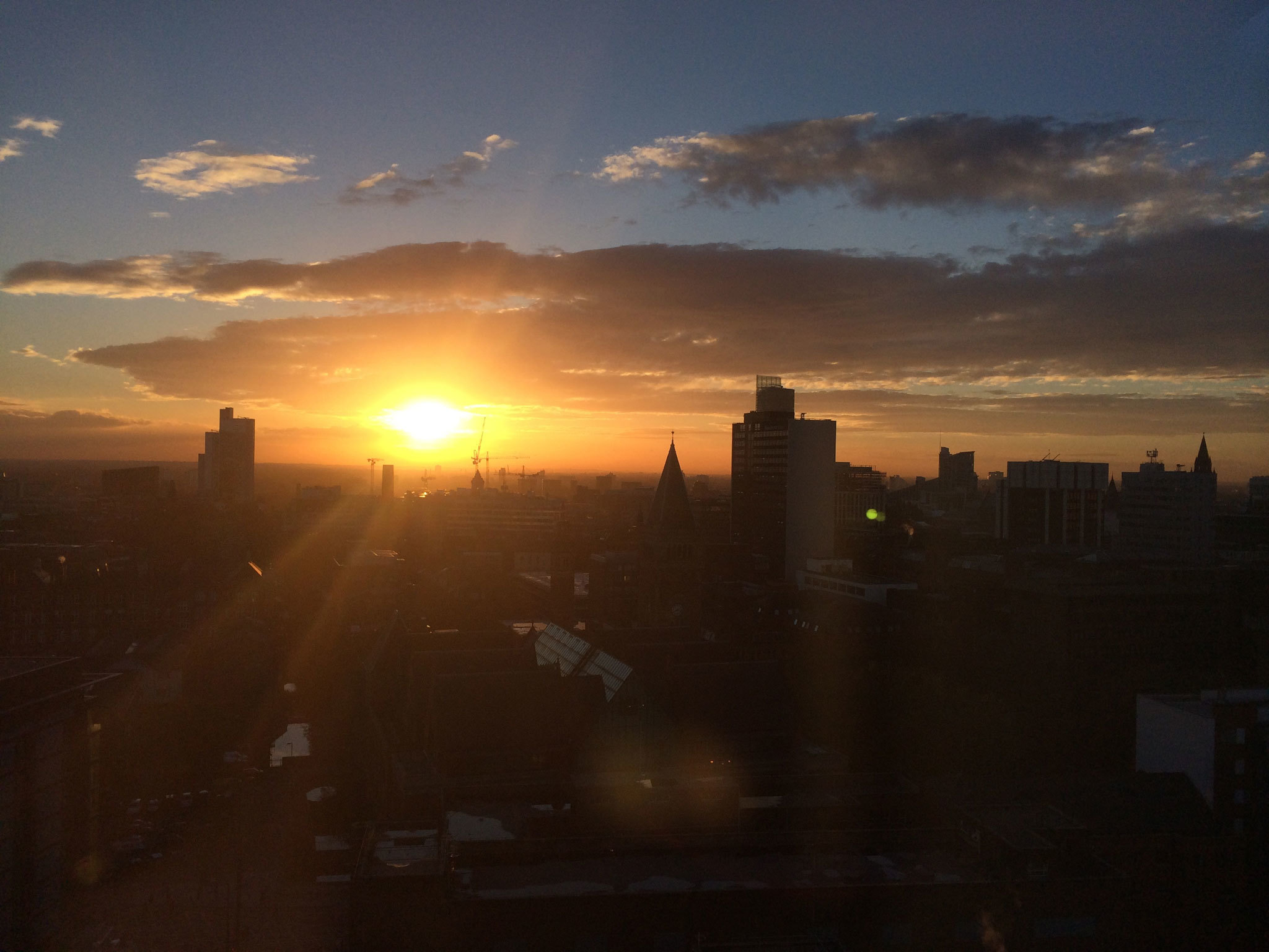 22 vibrant photos of Manchester at sunset and sunrise