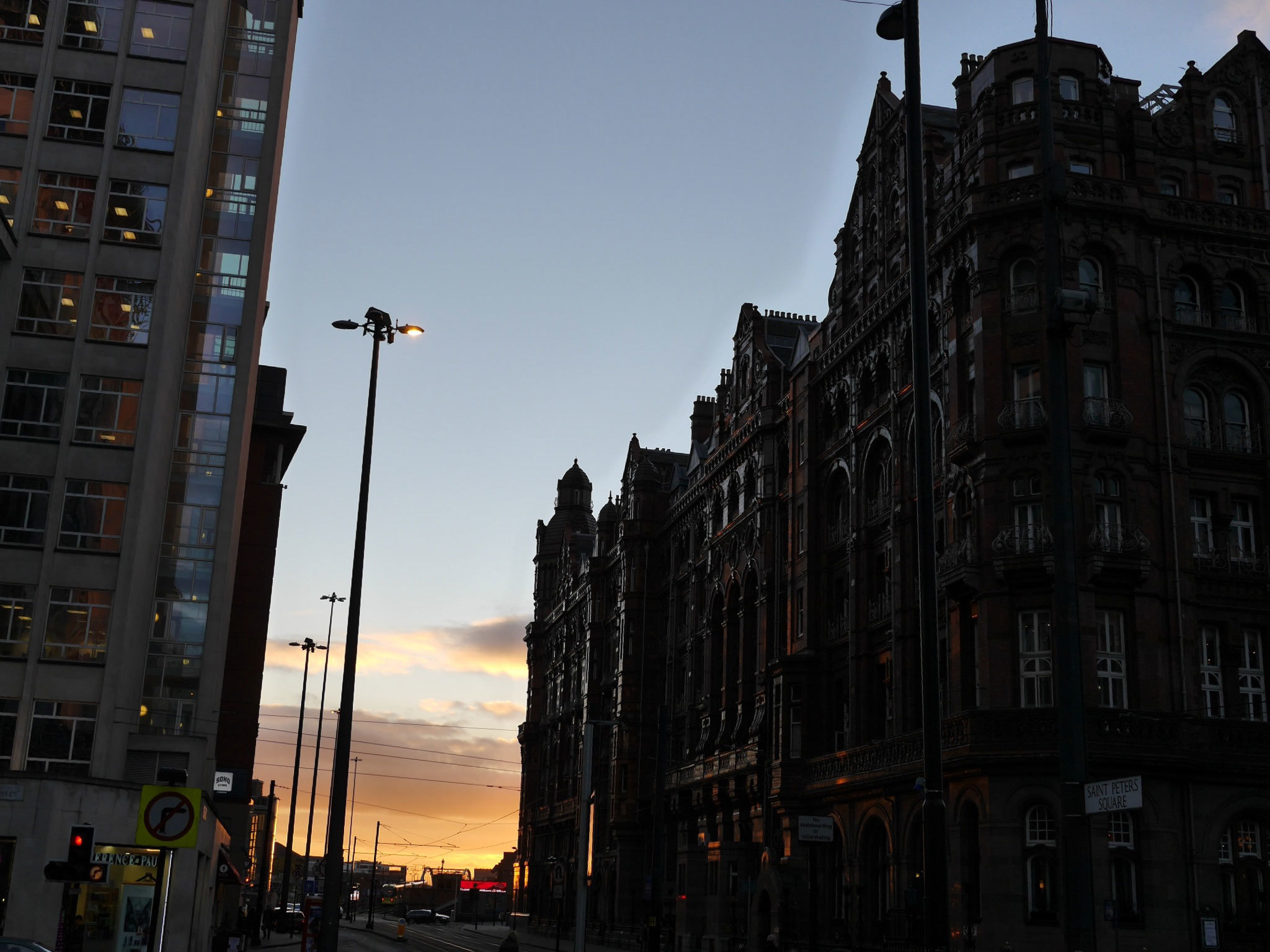 22 vibrant photos of Manchester at sunset and sunrise