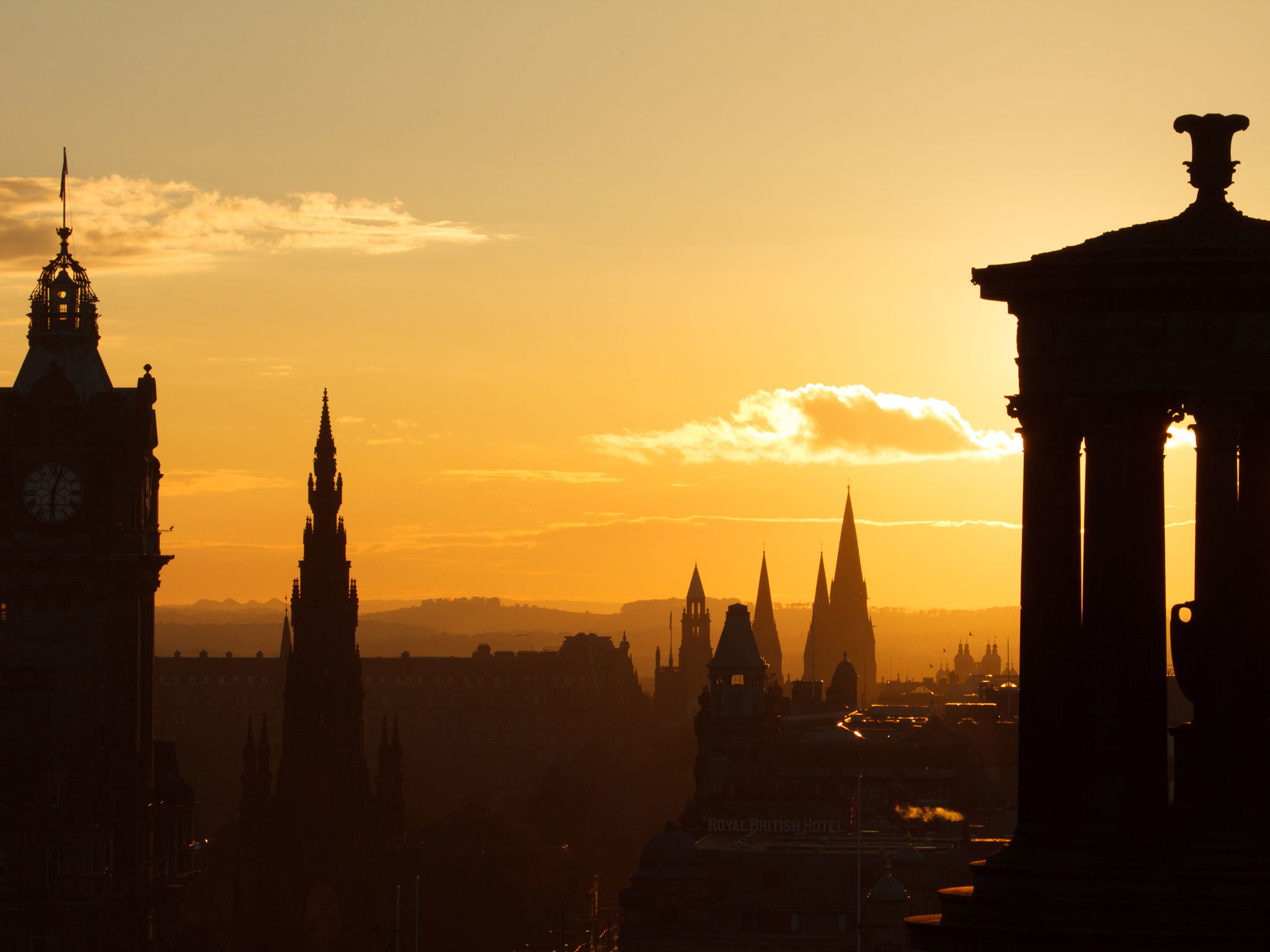 16 hazy photos of Edinburgh at dawn