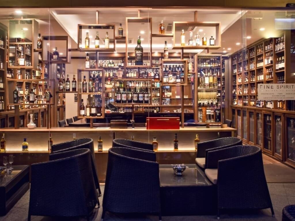 8 Quiet Bars In Singapore For A Chill Evening