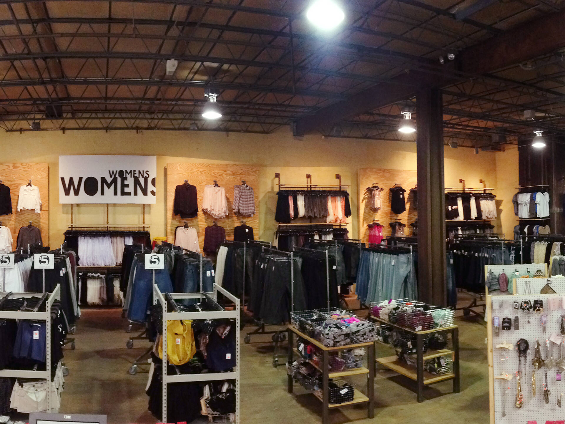 Outlet stores in Chicago for discount clothes and furniture