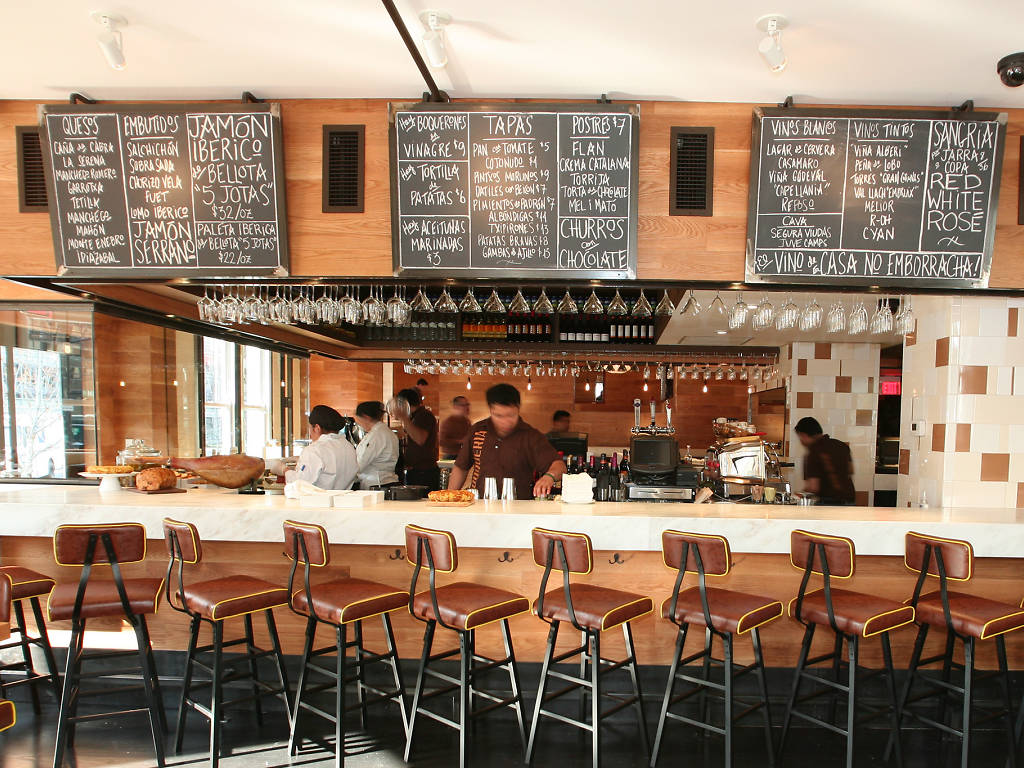 Best happy hour deals in DC for cheap drinks and bar food