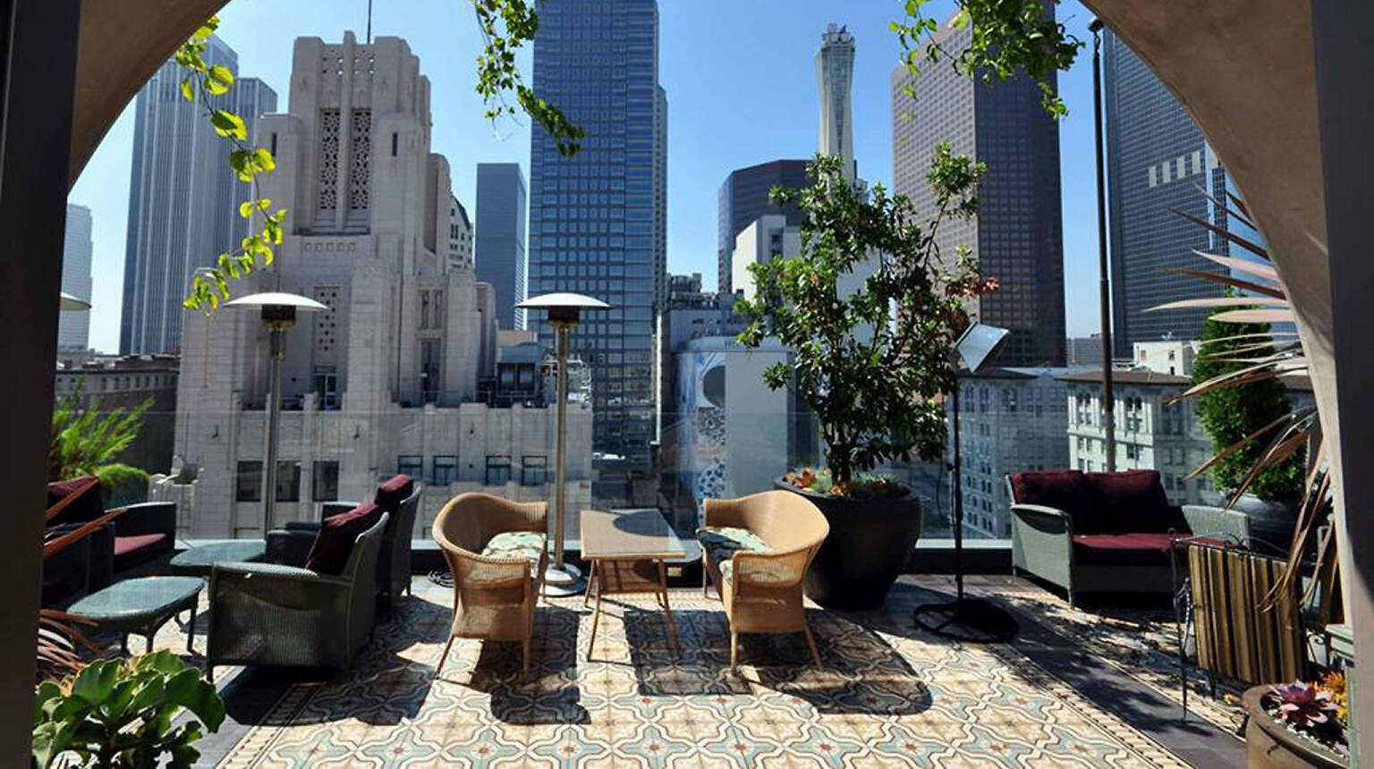 18 Best Rooftop Bars in L.A. for Sweeping Views and Tasty Cocktails