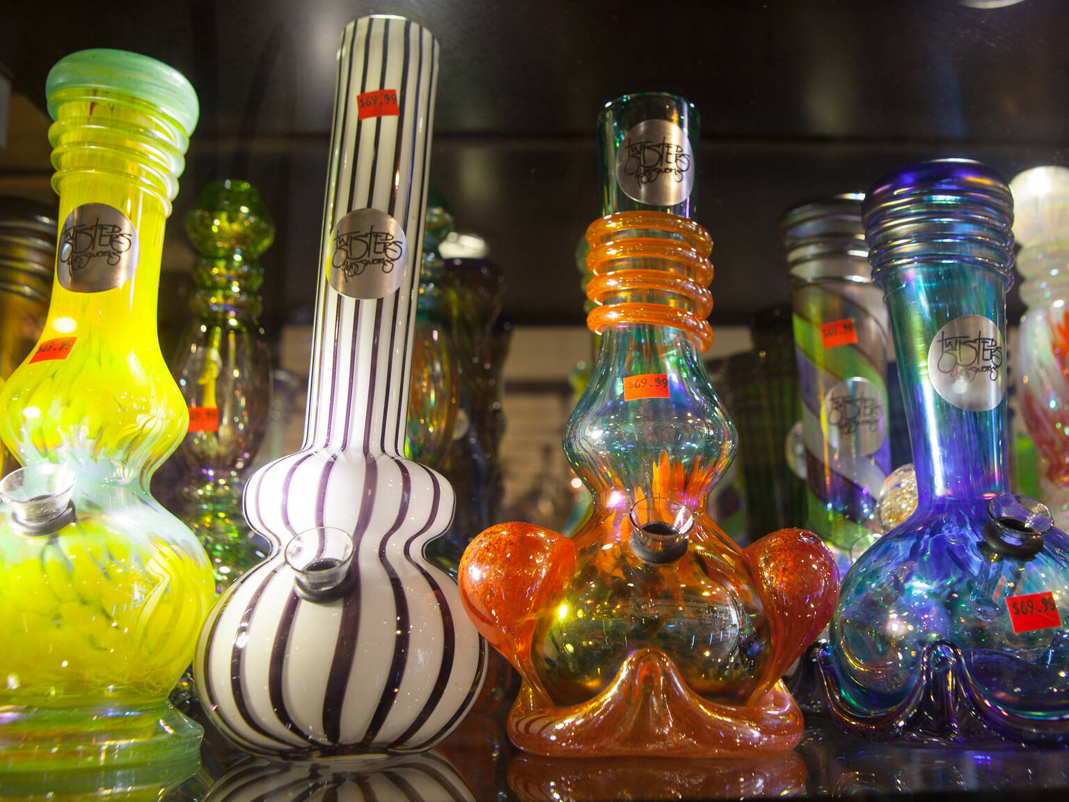 Best smoke shops in Chicago for bongs and pipes