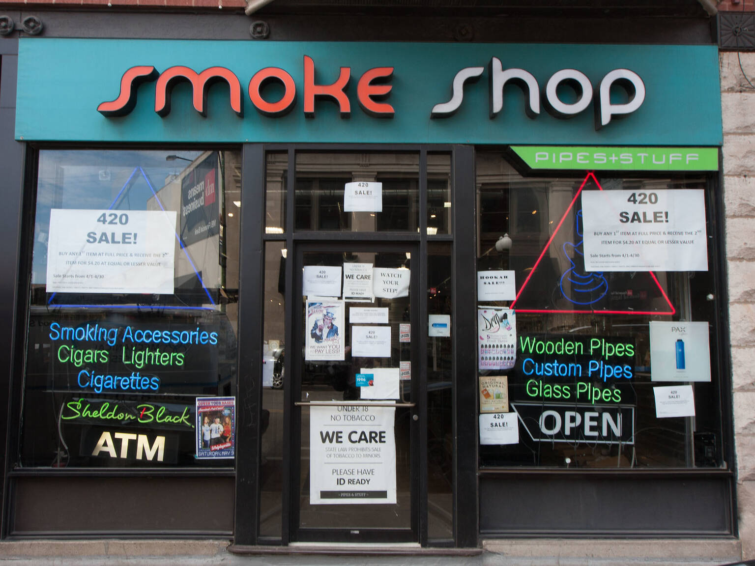 Best smoke shops in Chicago for bongs and pipes
