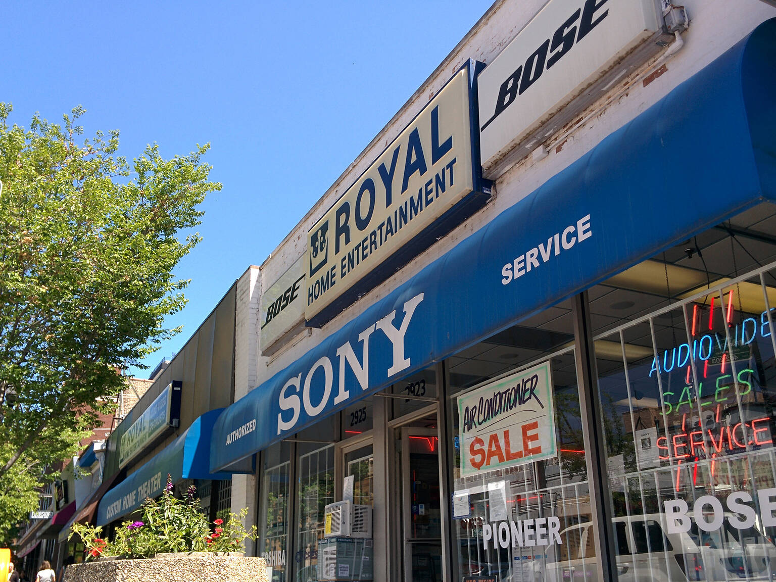 Best electronics stores in Chicago for audio, video, PCs & repair