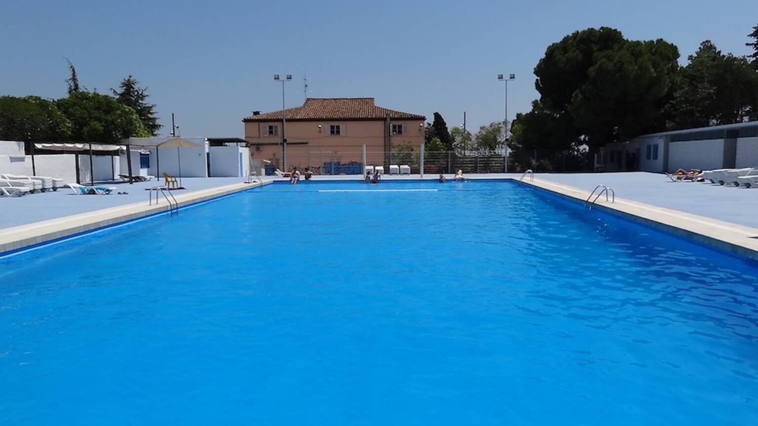 Outdoor swimming pools in Barcelona