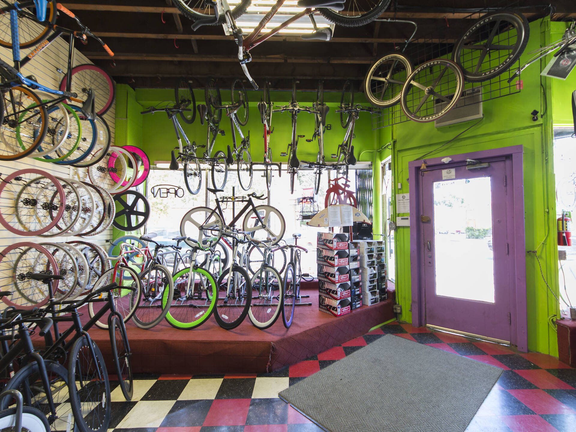 Bike shops in Chicago for road bikes, mountain bikes and parts