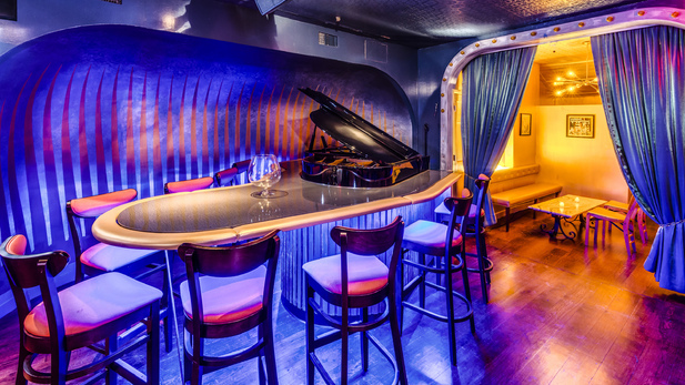 Find a piano bar in NYC with great karaoke and cabaret