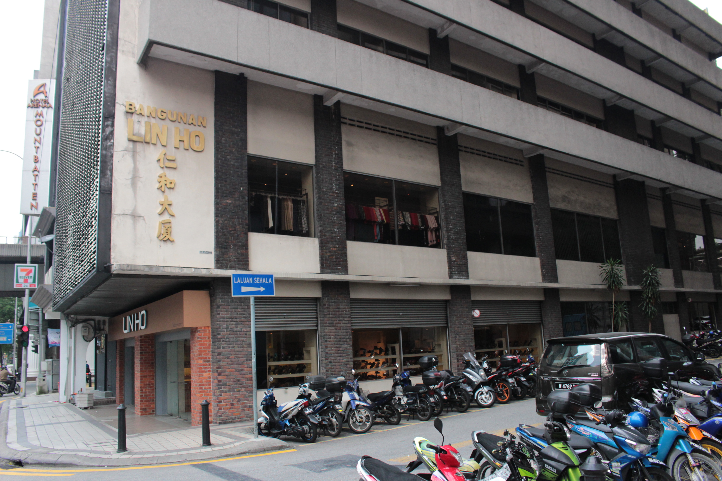 Lin Ho | Shopping in Masjid Jamek, Kuala Lumpur