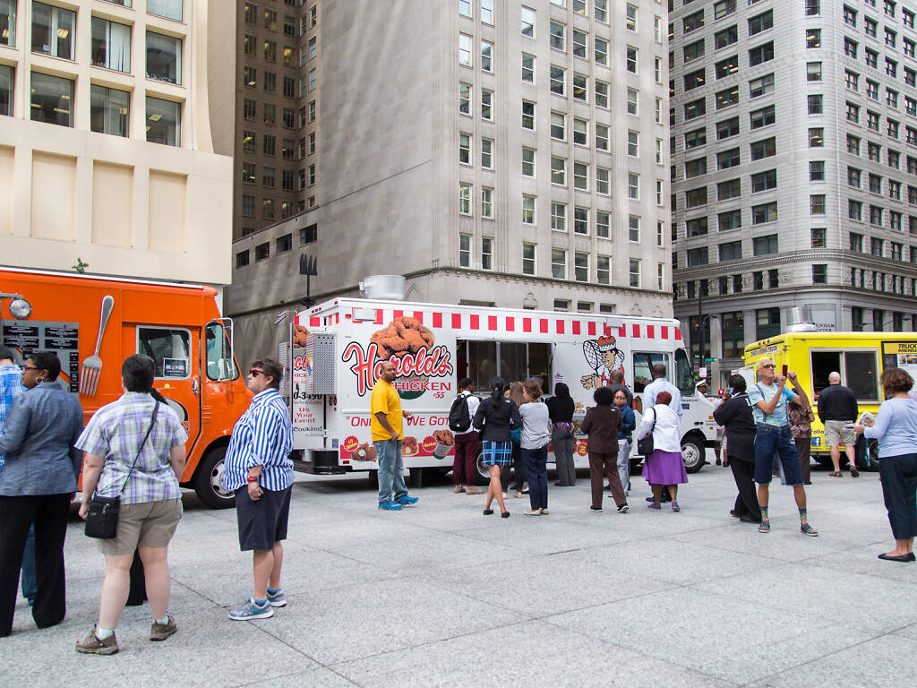 Guide to Chicago food trucks with locations and Twitter