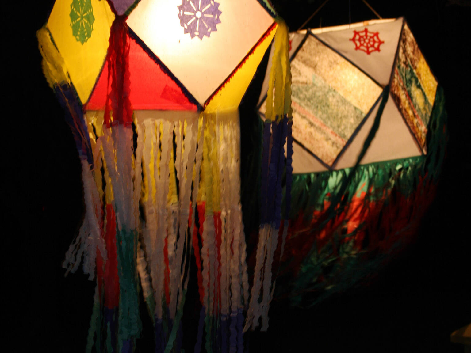 Make a Vesak lantern in six easy steps