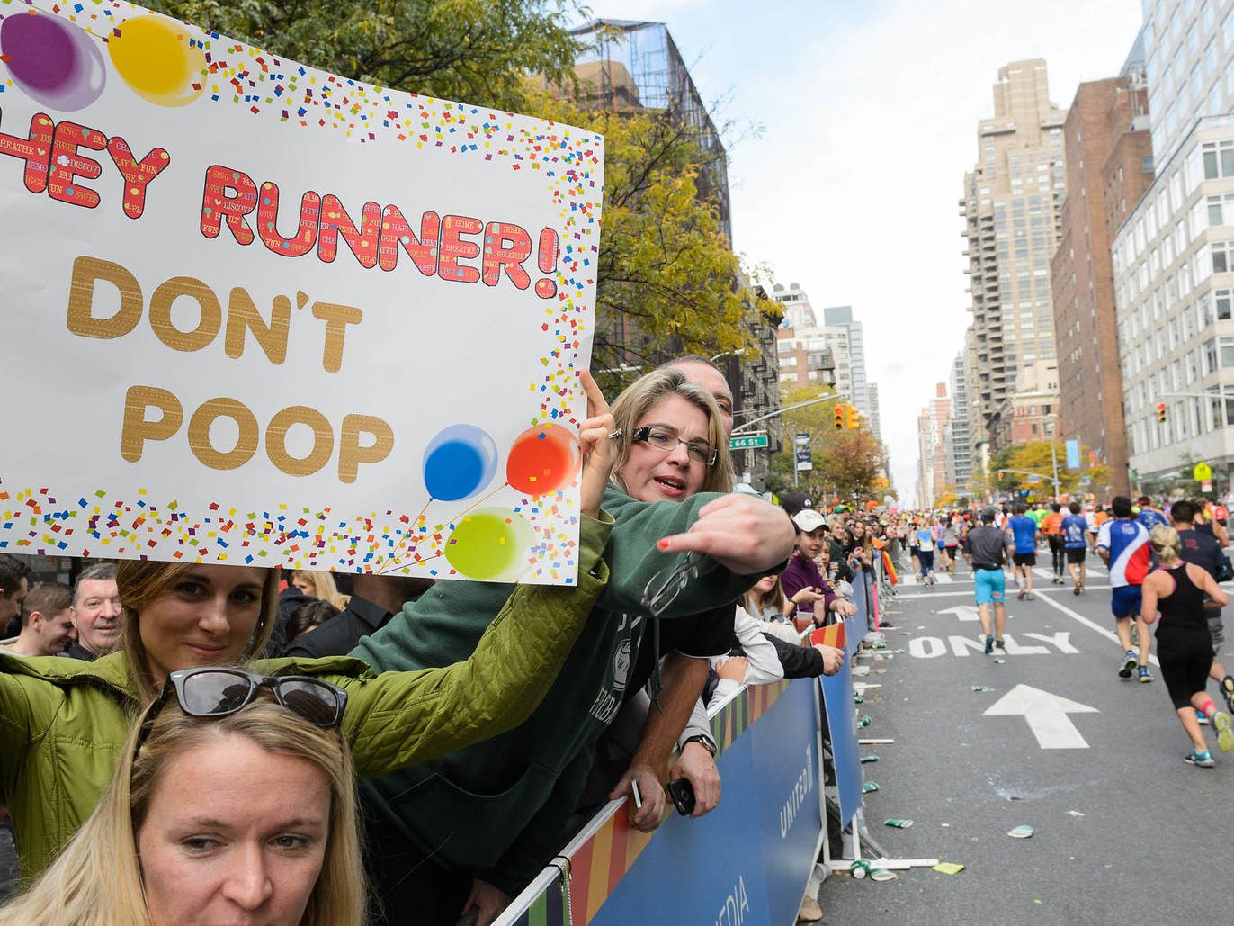 20 photos of the NYC Marathon's spectators and best signs