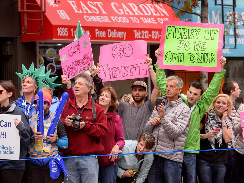 20 photos of the NYC Marathon's spectators and best signs