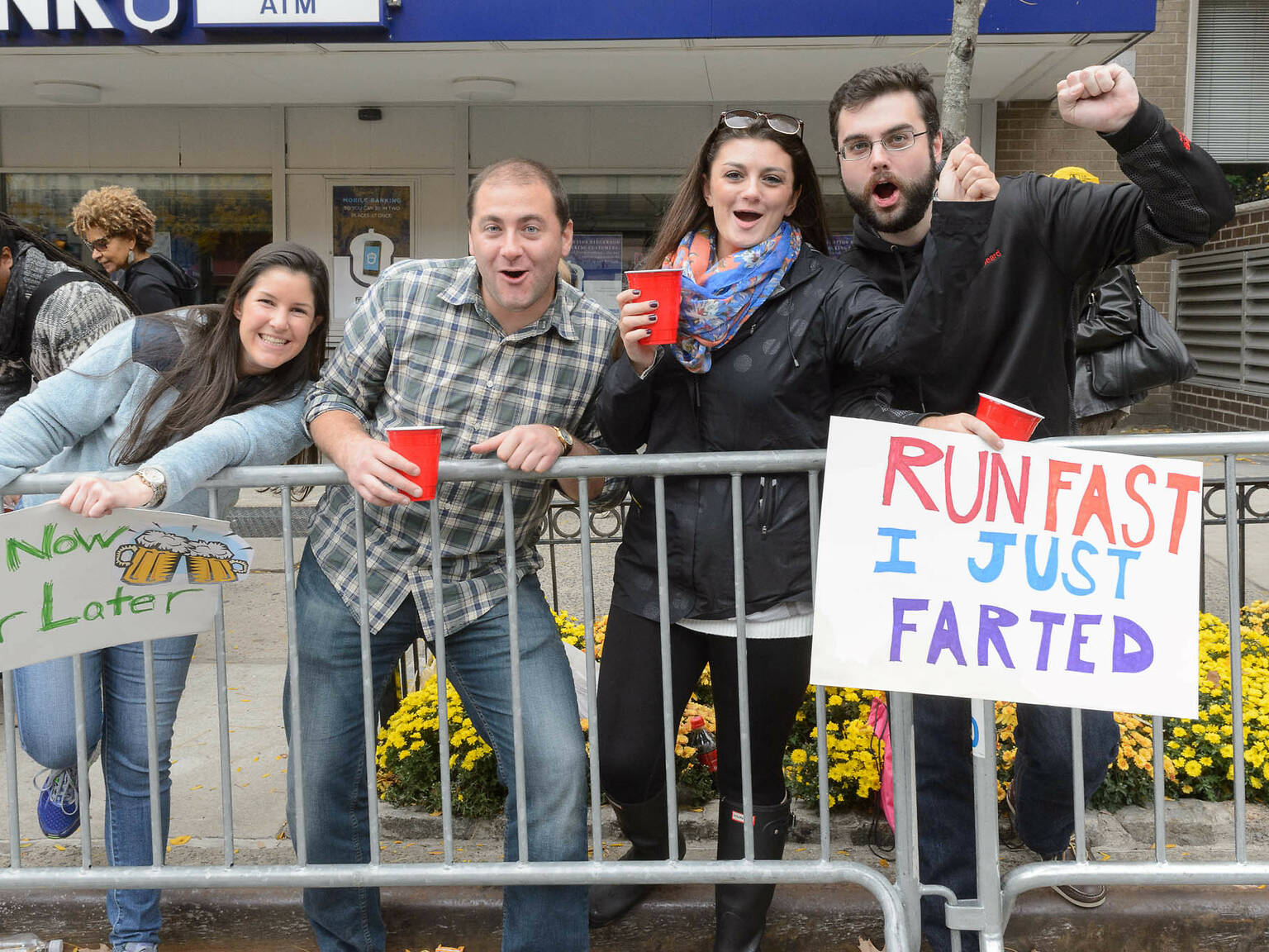 20 photos of the NYC Marathon's spectators and best signs