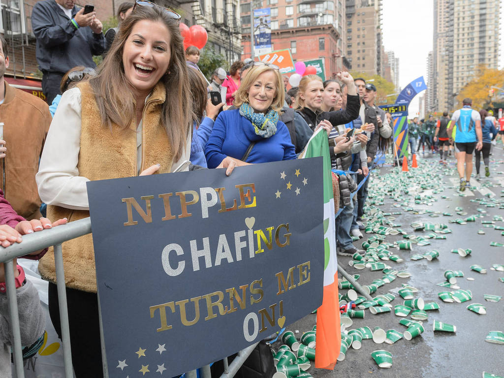 20 photos of the NYC Marathon's spectators and best signs