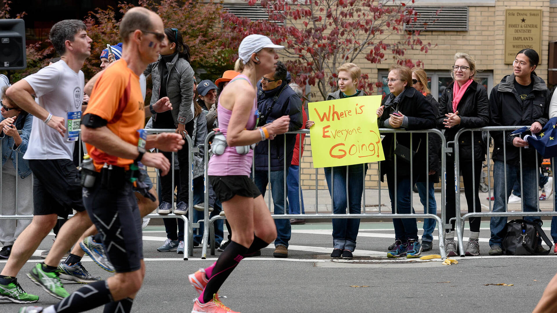 20 photos of the NYC Marathon's spectators and best signs