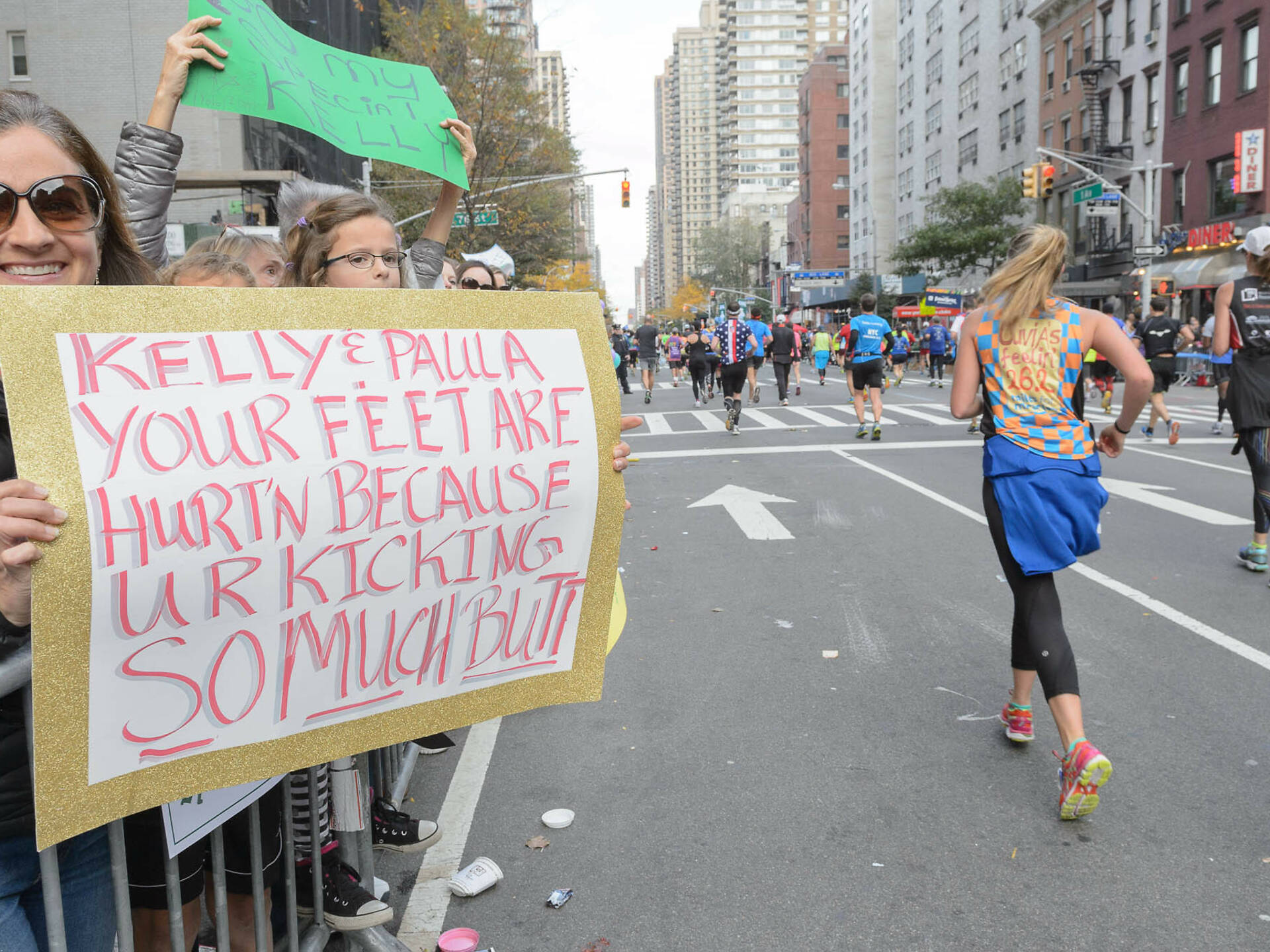 20 photos of the NYC Marathon's spectators and best signs