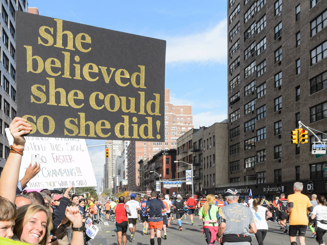 20 photos of the NYC Marathon's spectators and best signs