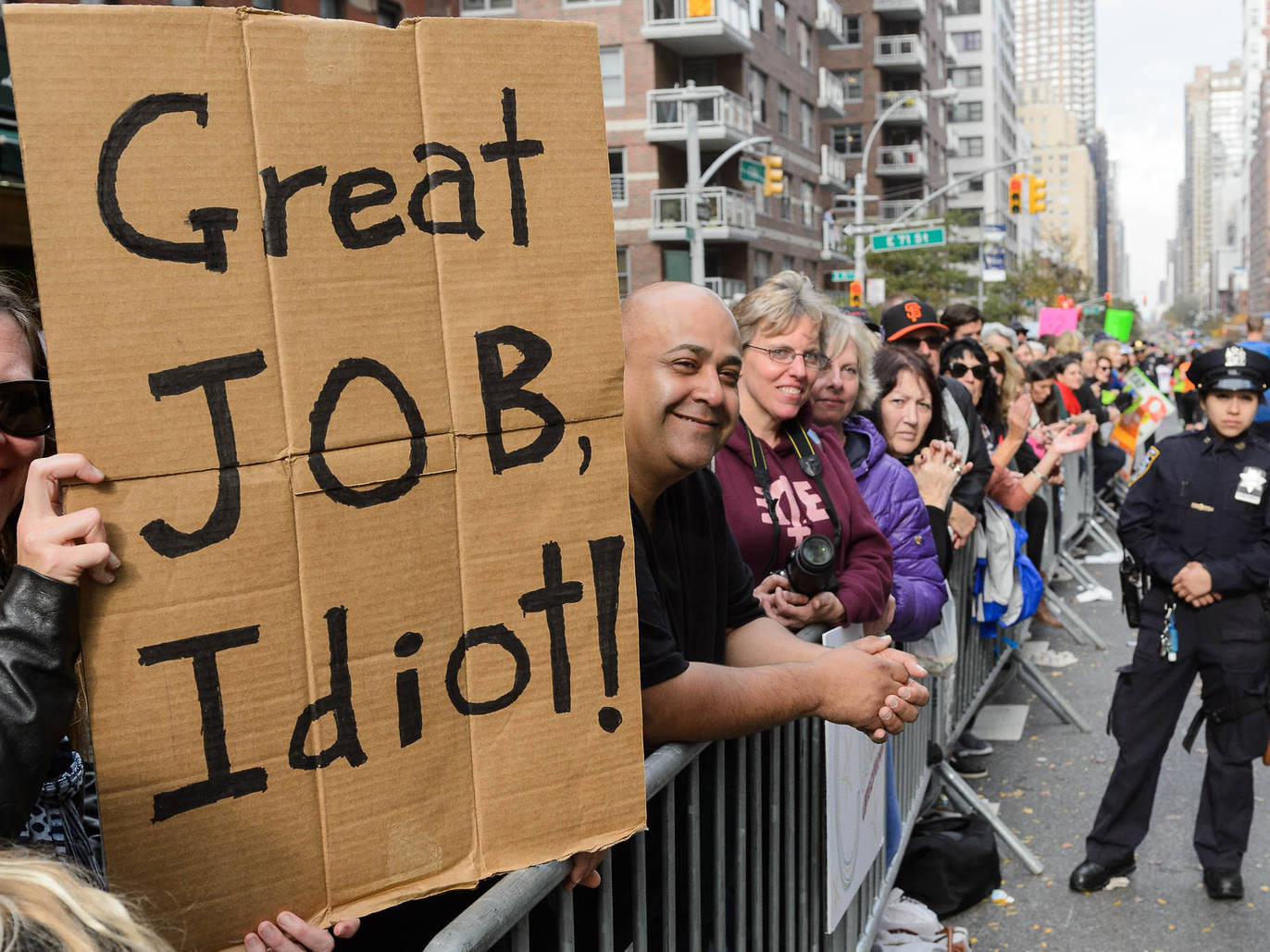 20 photos of the NYC Marathon's spectators and best signs