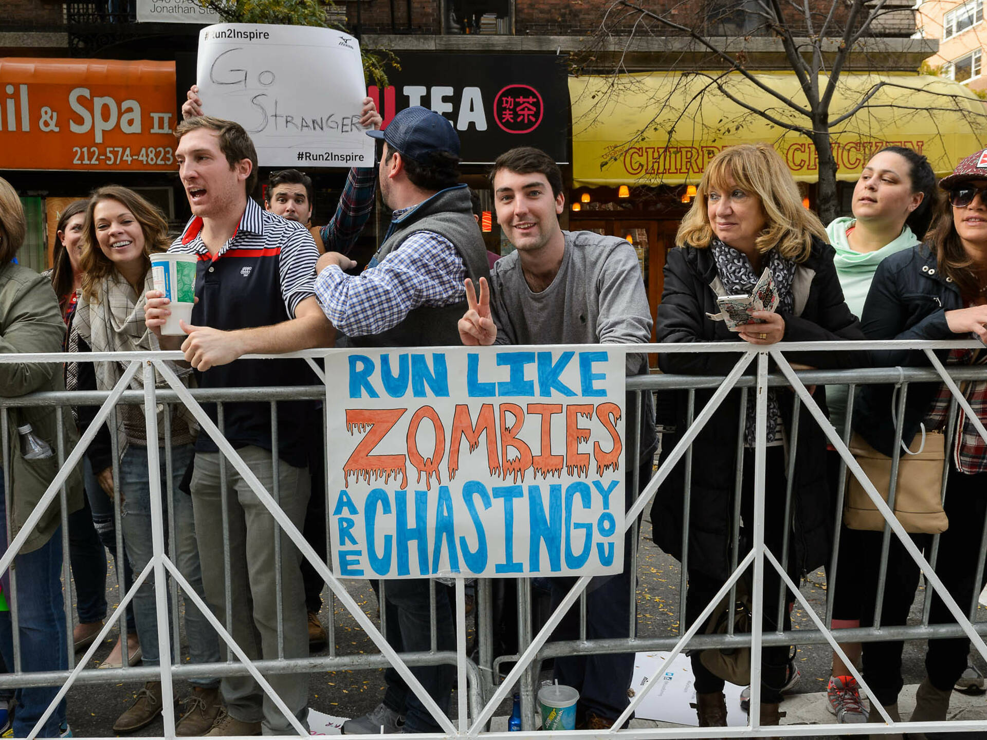 20 photos of the NYC Marathon's spectators and best signs
