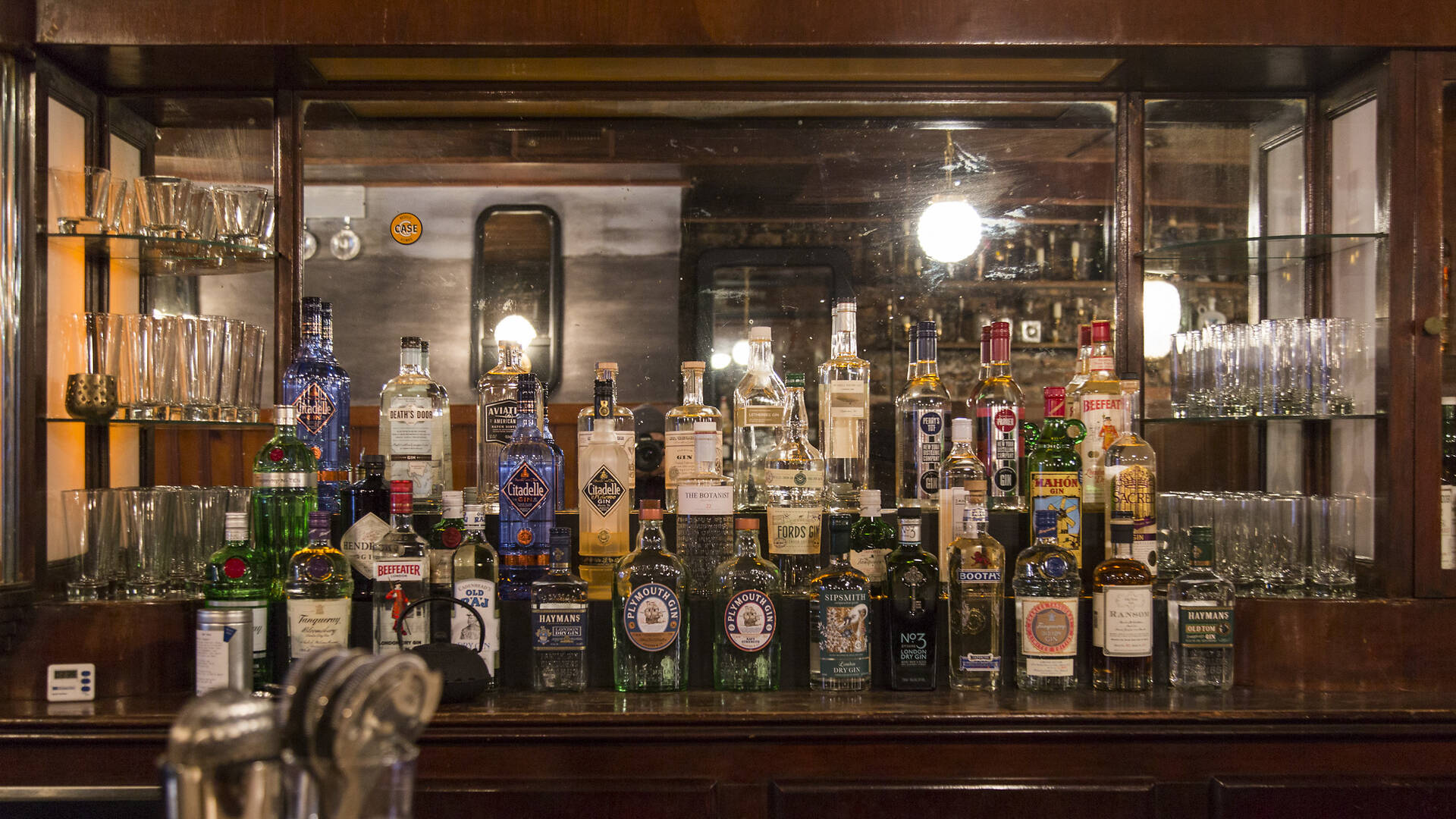 Queen Mary Tavern | Bars in Ukrainian Village, Chicago