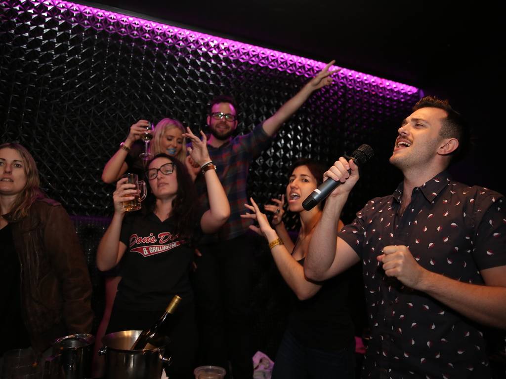 Late-night group activities in Melbourne that don't involve drinking