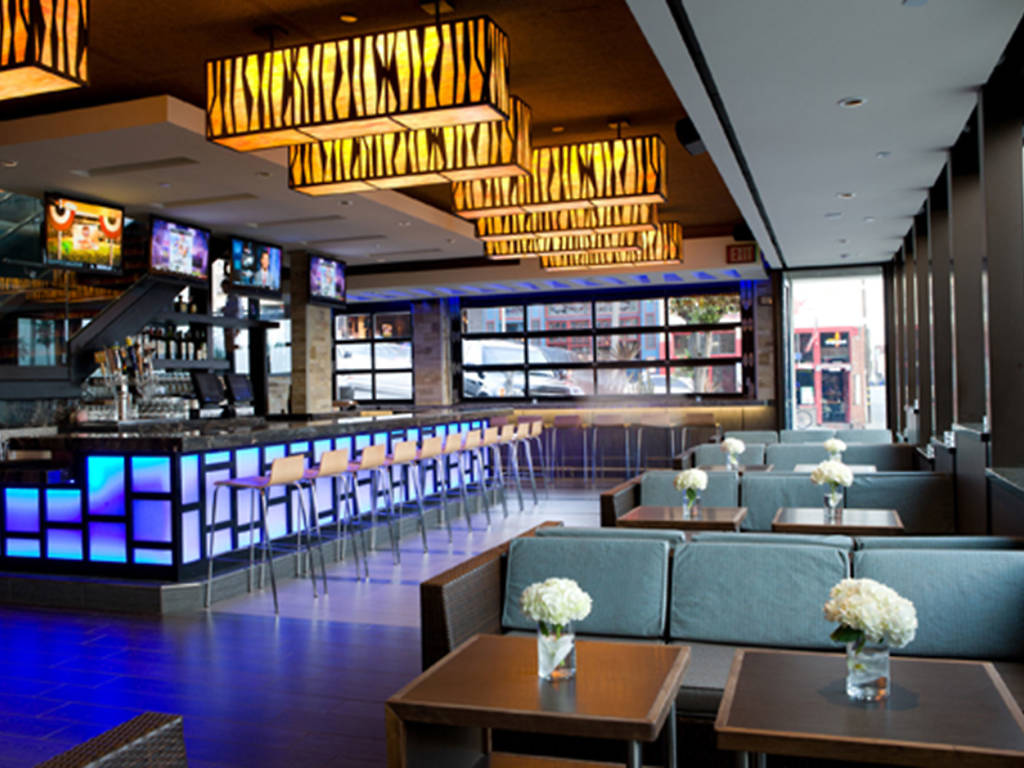 Best Manhattan Beach bars for drinking by the ocean