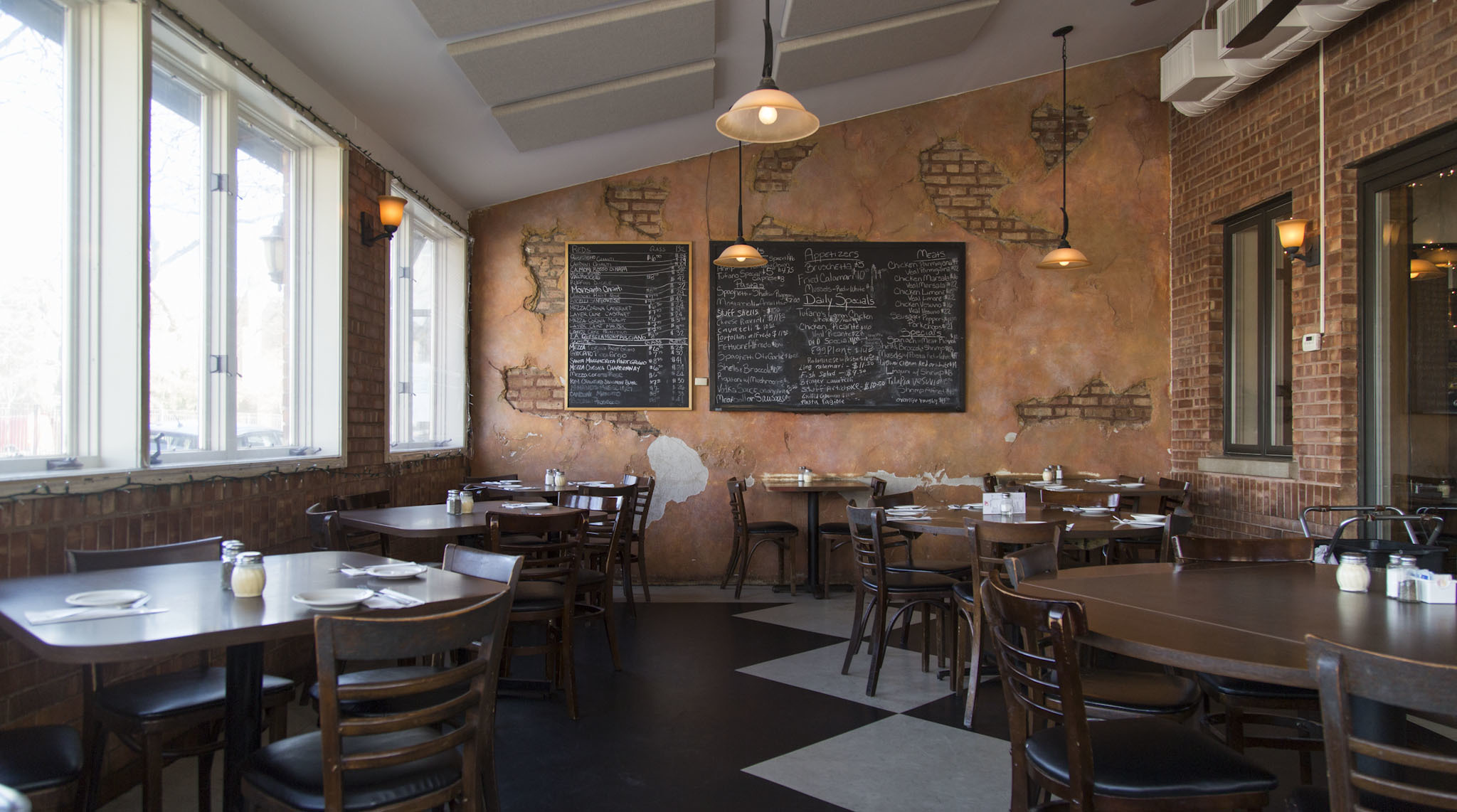 Tufano’s Vernon Park Tap | Restaurants in Little Italy, UIC, Chicago