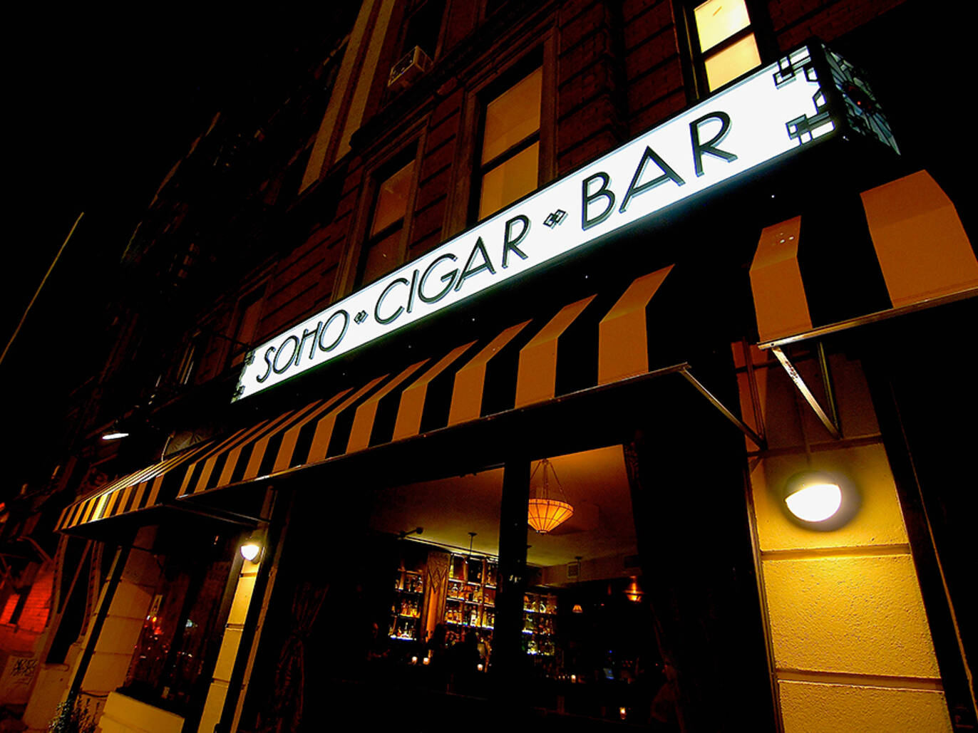 Find a cigar bar in NYC for the best smokes while lounging