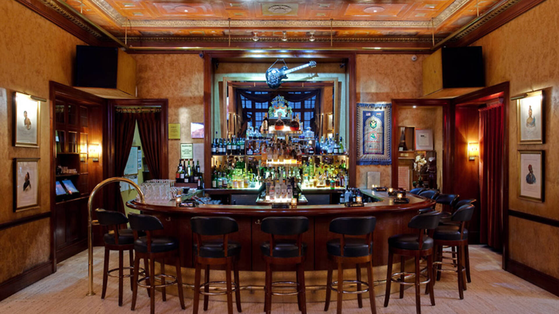 Find a cigar bar in NYC for the best smokes while lounging