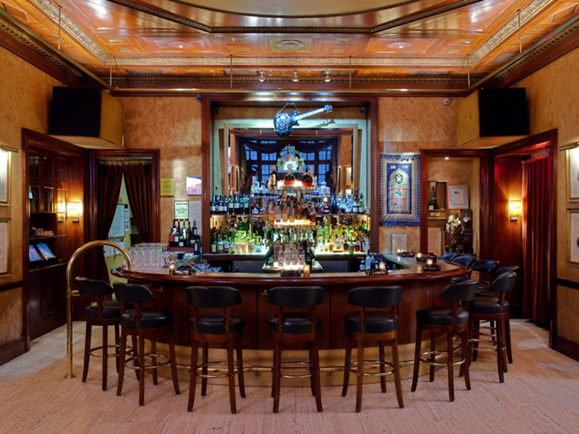 Find a cigar bar in NYC for the best smokes while lounging