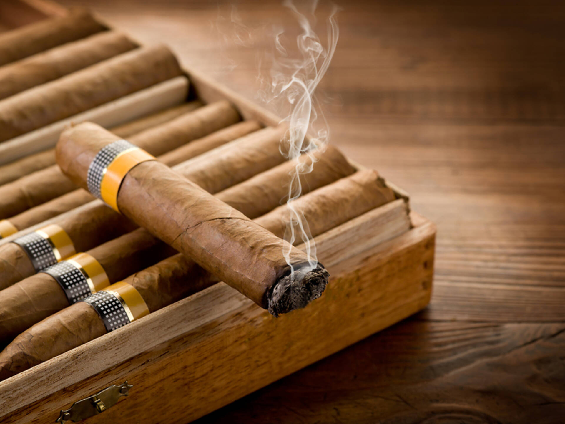 Find a cigar bar in NYC for the best smokes while lounging