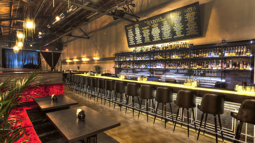 14 Best Bars in Downtown Austin for Delightful Drinks and More