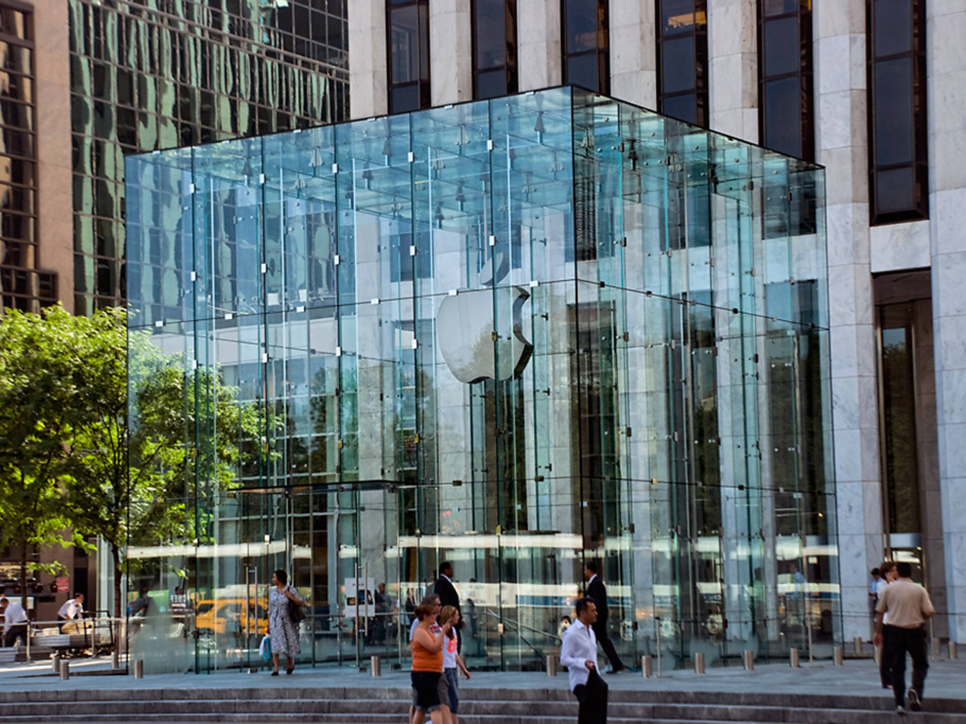 Electronic stores in New York for all the latest tech gadgets