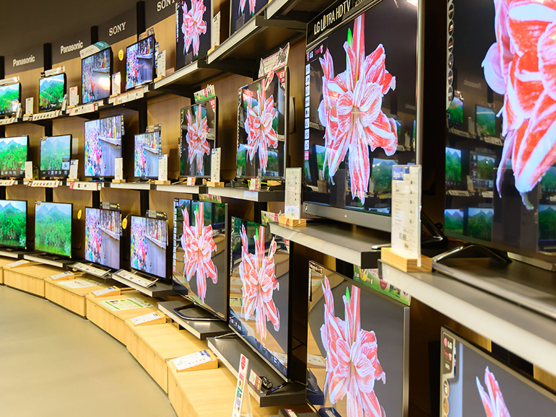 Electronic stores in New York for all the latest tech gadgets