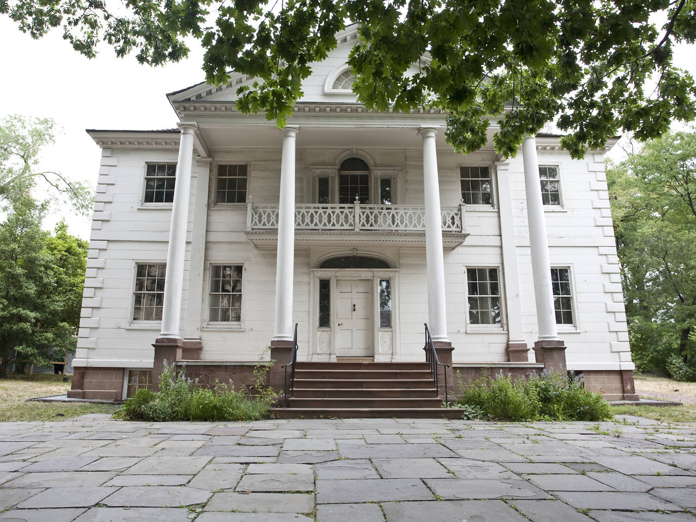 21 Most Haunted Places in New York, From Theaters To Bars