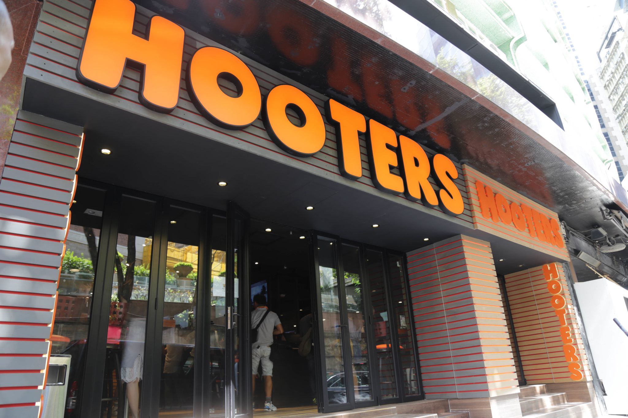 Does Hooters Have A Bar at Julius Scudder blog