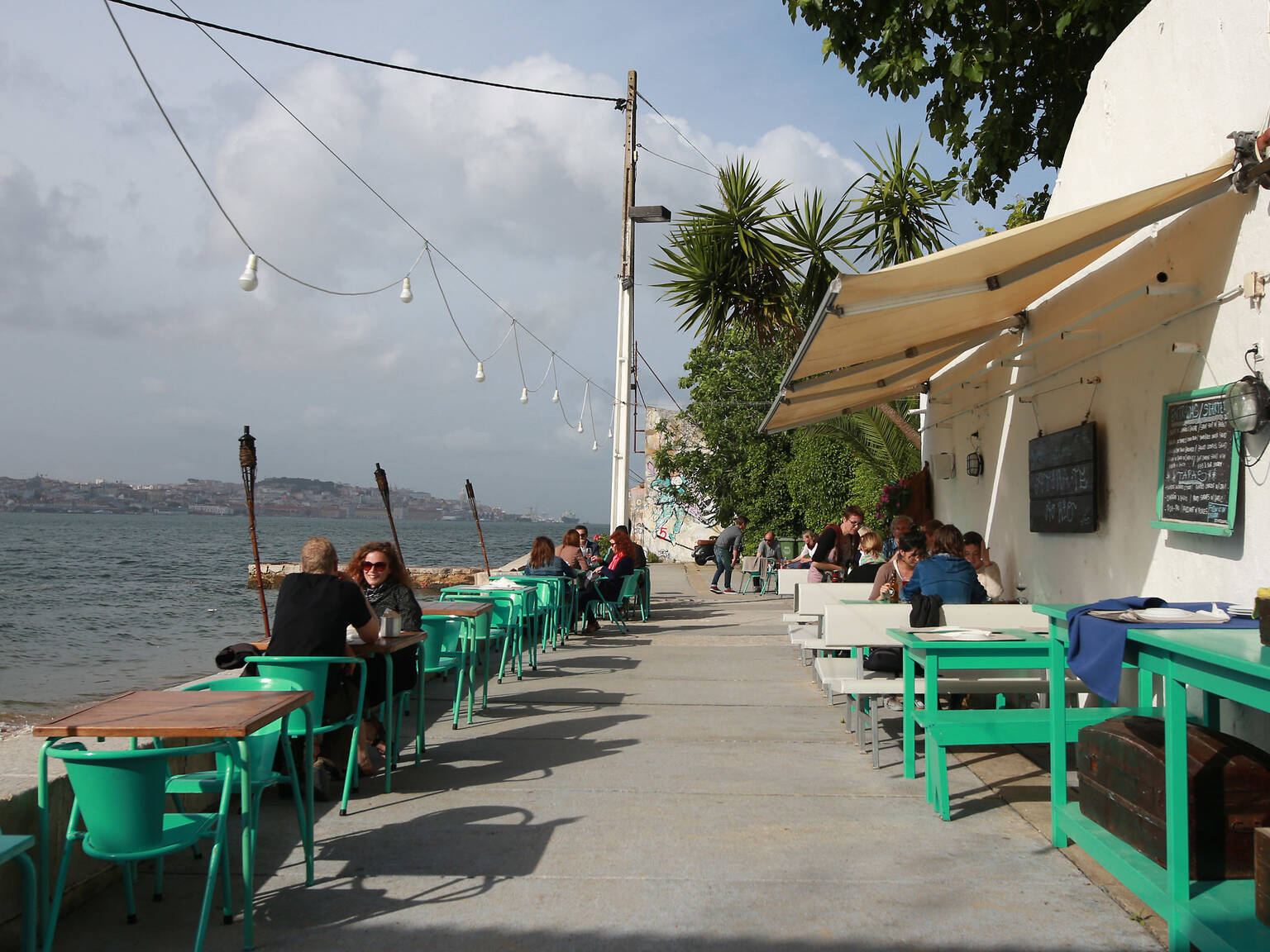 Aproveite o bom tempo nestes restaurantes à beira-rio em Lisboa