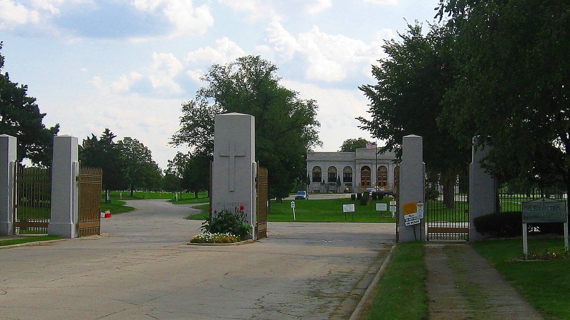 9 Beautiful Cemeteries in Chicago You Should Visit