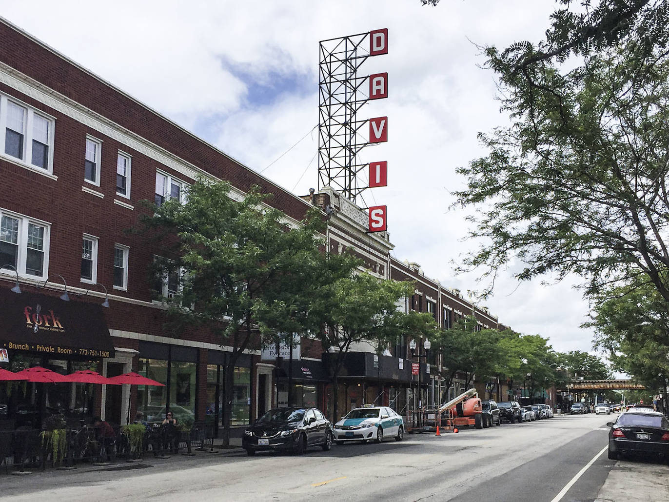 9 Best Dine-in Movie Theatres in Chicago